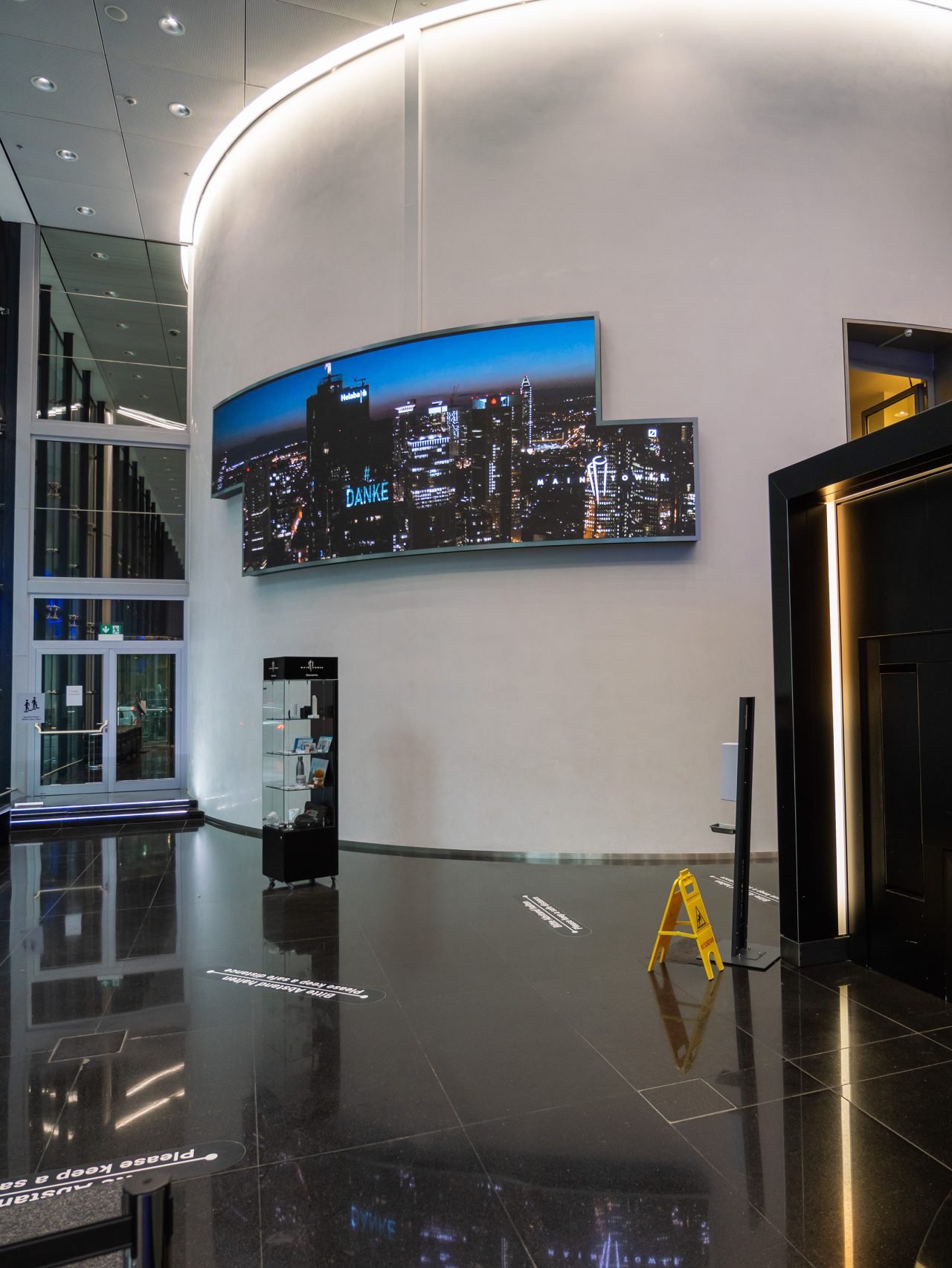 Maintower Curved LED-Wall – Spacewood