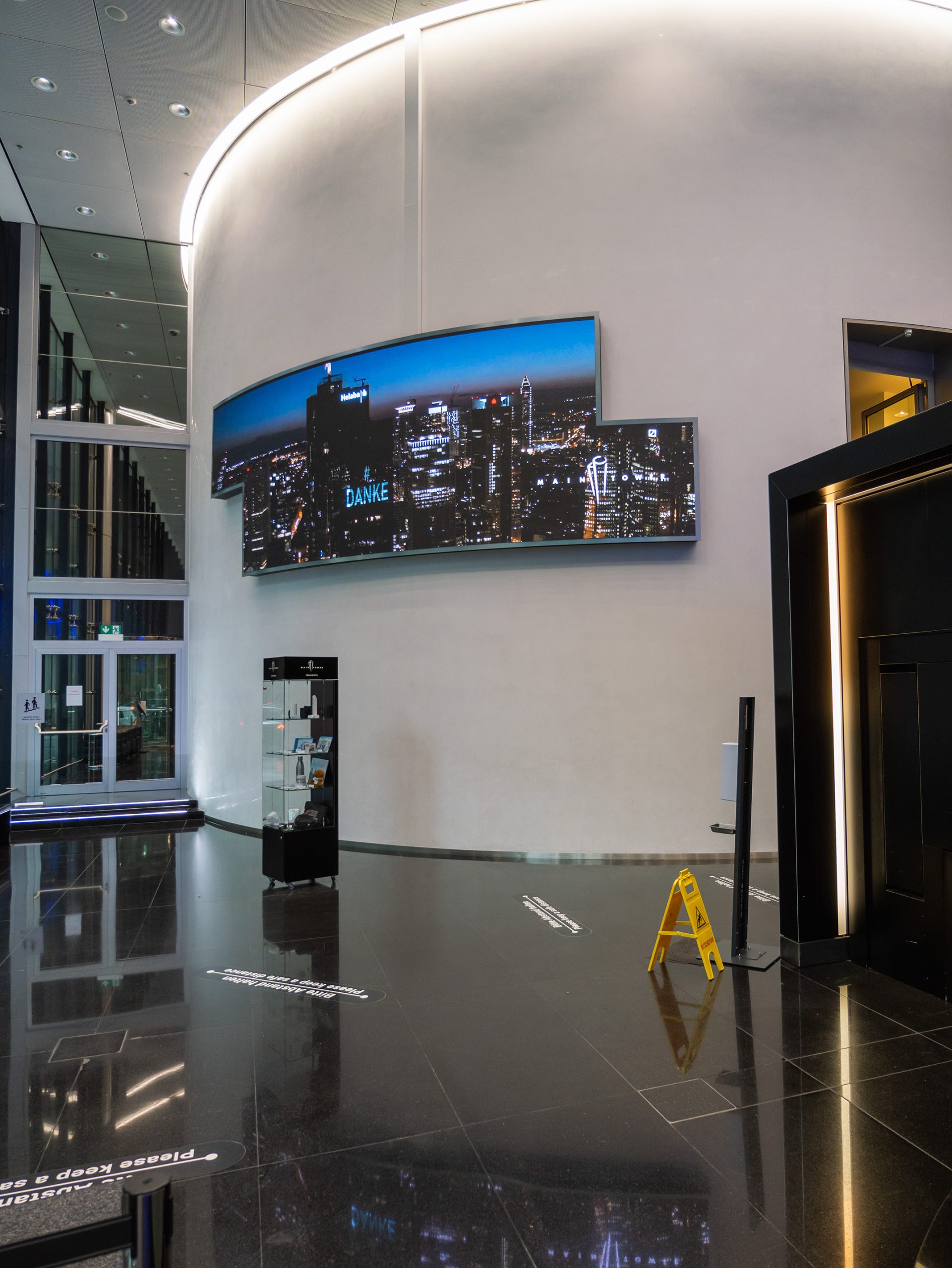 Maintower Curved LED-Wall – Spacewood