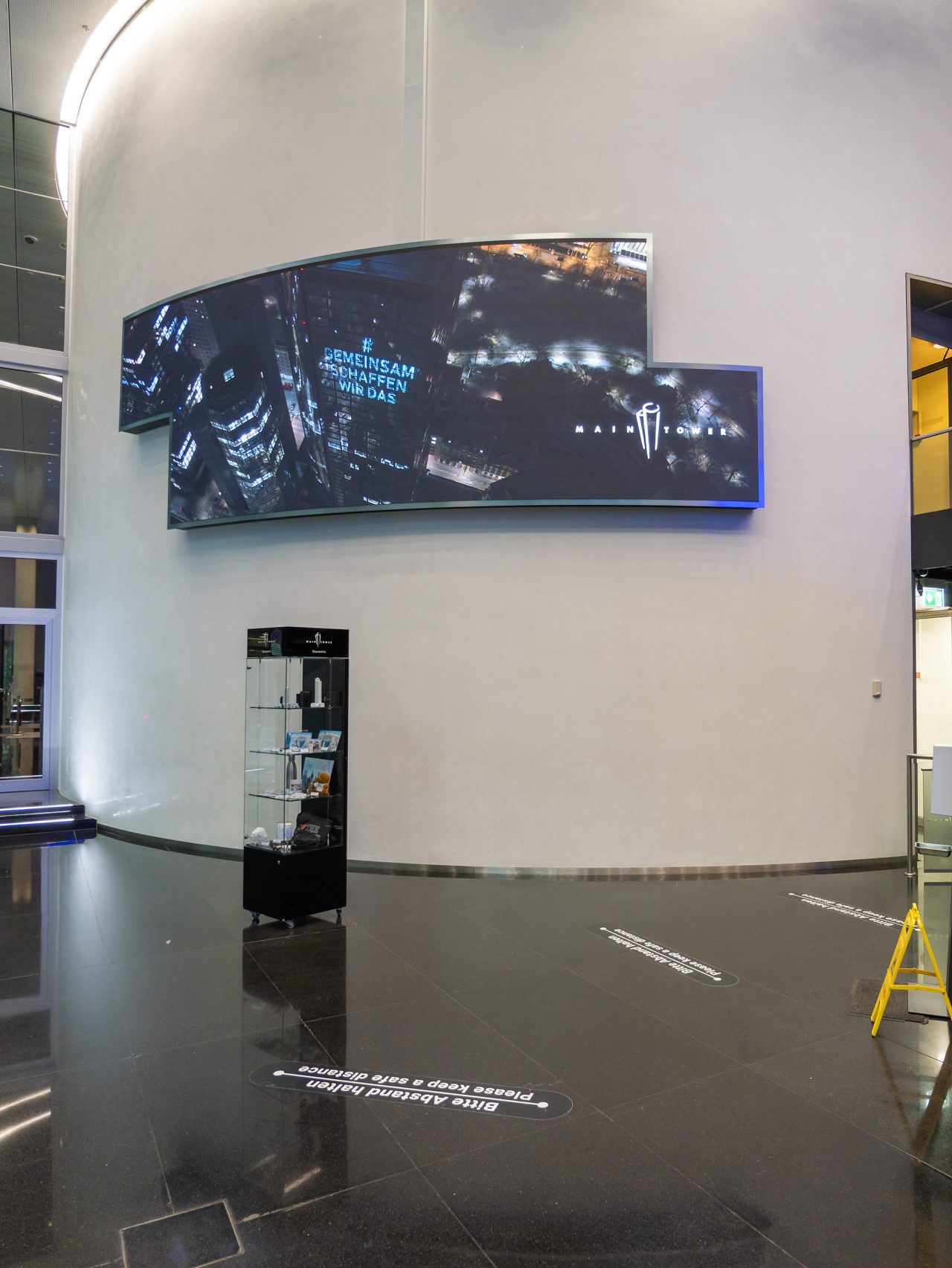 Maintower Curved LED-Wall – Spacewood